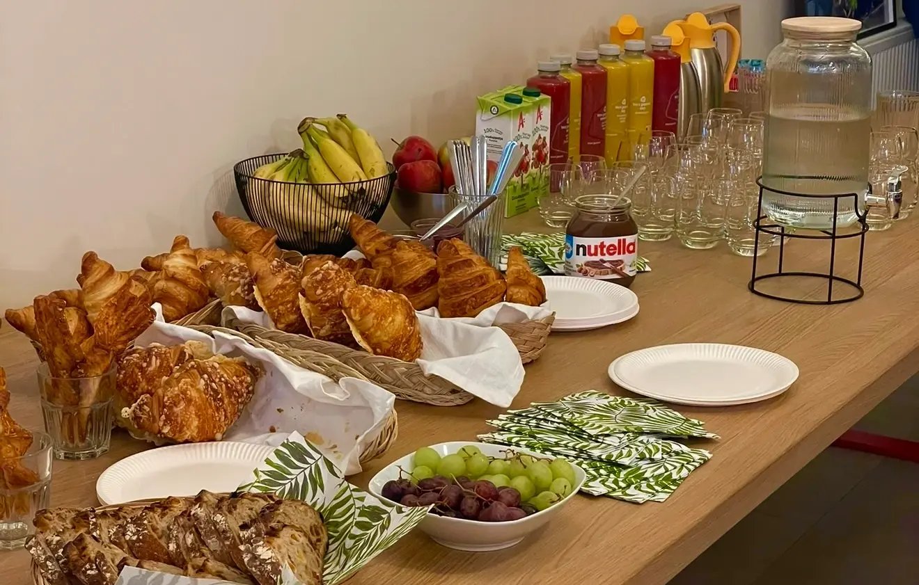 The Keen Hub: A Pragmatic Approach to AI